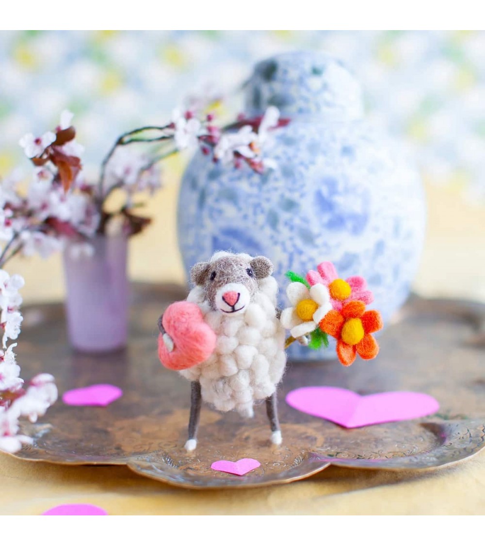 Mouton avec coeur et fleurs - Objet déco en feutre
