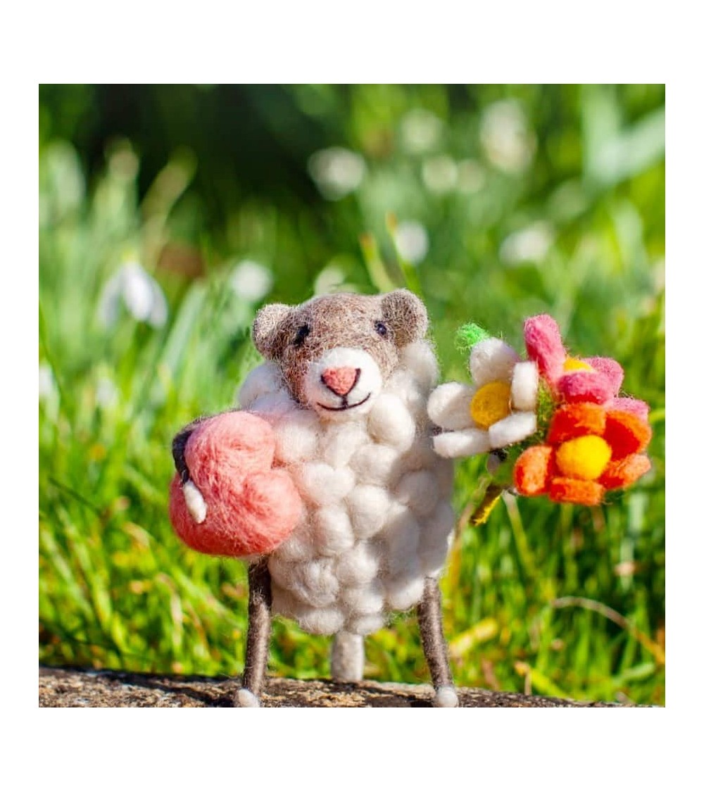 Mouton avec coeur et fleurs - Objet déco en feutre